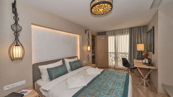 Roupas de cama premium, frigobar, cofres nos quartos, escrivaninha