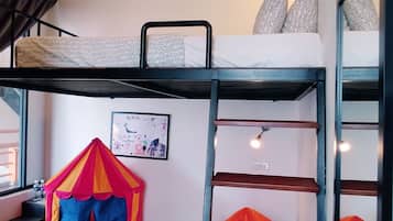 Loft Room | Cofre no quarto, cortinas/cortinados opacos, ferro/tábua de engomar
