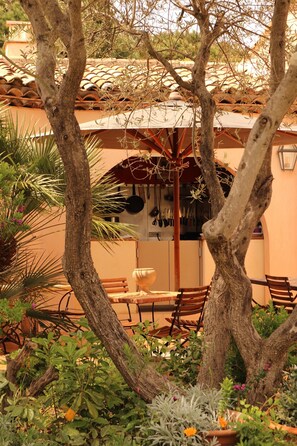 Almoços e jantares servidos, incluindo cozinha francesa 