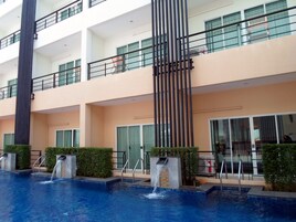 Piscina externa, espreguiçadeiras