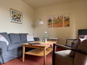 Suite Familiar, 1 quarto | Sala de estar | Monitores 