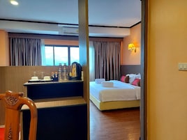 Quarto luxo, 1 cama King | Cofres nos quartos, escrivaninha, cortinas blackout