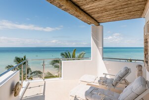 Suíte standard, 1 cama King, sacada, vista para o oceano | Terraço/pátio