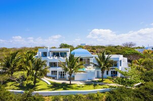 Vila | Cofres nos quartos, individualmente decorados