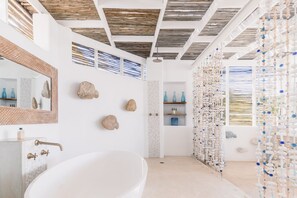 Suite Lua de Mel, 1 cama king-size, varanda, vista para o oceano | Casa de banho | Produtos de higiene exclusivos, um secador de cabelo, roupões, chinelos 