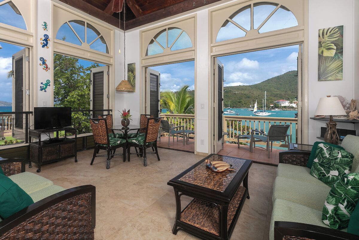 Luxury Suite Harbor View 13C | Área de estar | TV 40 polegadas com canais a cabo, DVD player