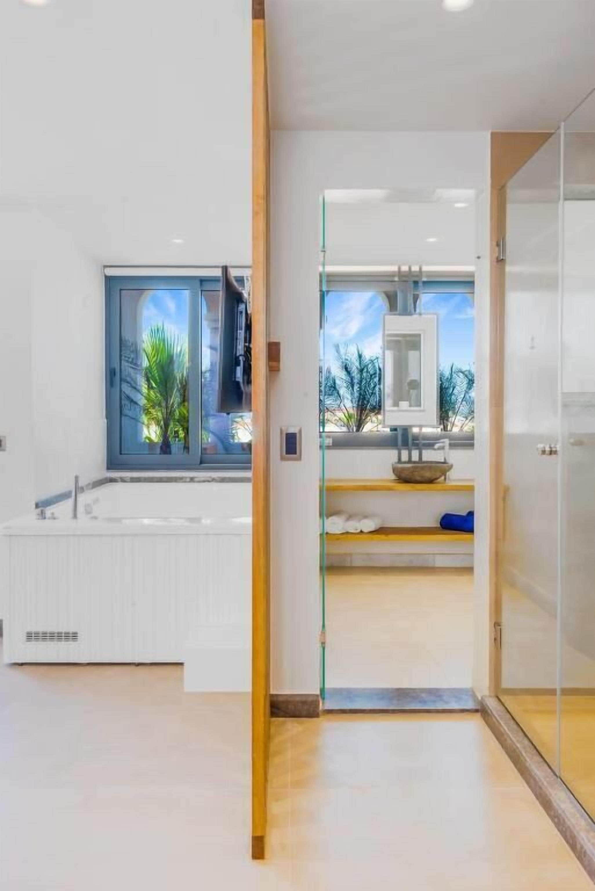 Junior Suite With Hot Tub | Lençóis de algodão egípcio, roupa de alta qualidade, cofre no quarto 