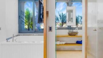 Junior Suite With Hot Tub | Lençóis de algodão egípcio, roupa de alta qualidade, cofre no quarto