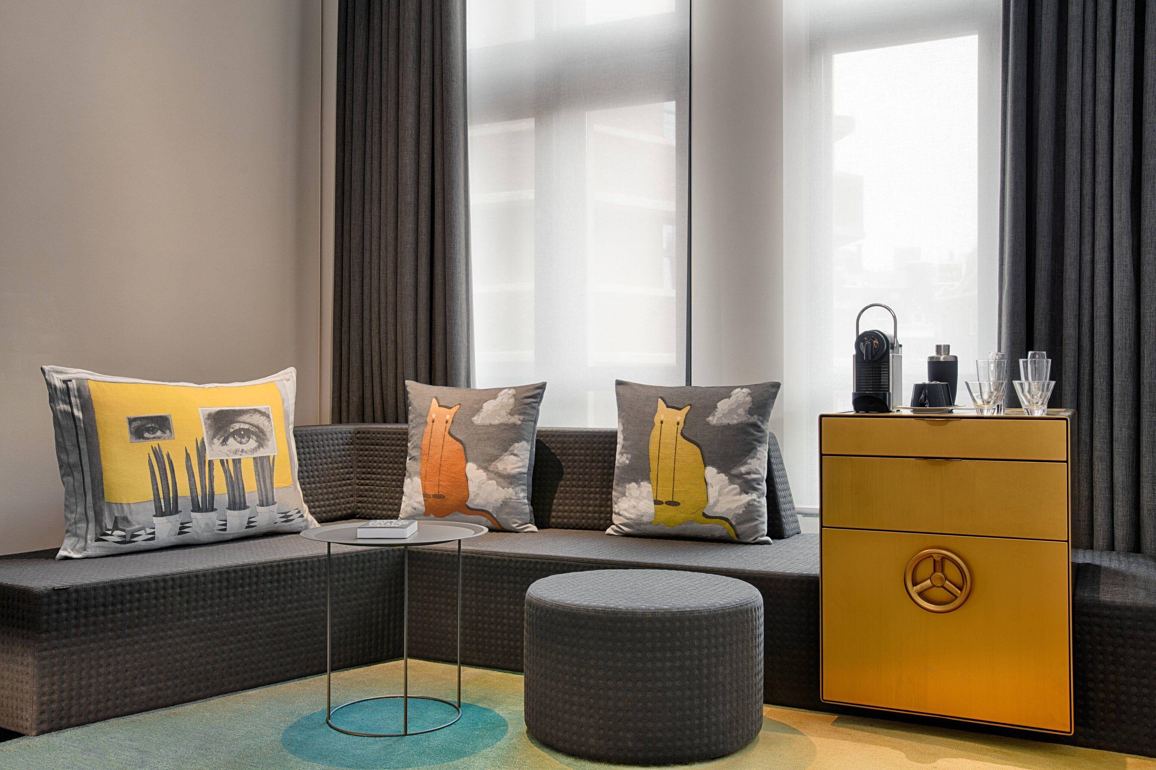 Roupa de alta qualidade, minibar, cofre no quarto, secretária 