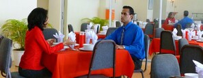 Pequeno-almoço completo diário mediante uma taxa 