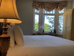 Quarto, 1 cama king-size, vista para o parque | Wi-fi grátis, roupa de cama fornecida