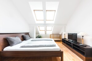 Apartamento Familiar, 2 quartos, terraço | Cortinas/cortinados opacos, Wi-fi grátis, roupa de cama fornecida