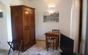 Quarto Duplo Superior, varanda, vista para a montanha | Sala de estar | TV de ecrã plano 
