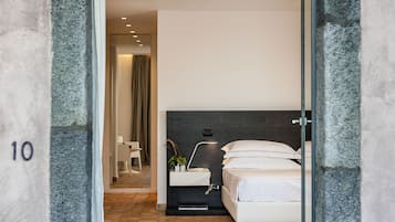 Quarto Duplo ou Twin Exclusivo, várias camas, banheira, junto ao pátio | Roupa de alta qualidade, minibar, cofre no quarto, secretária