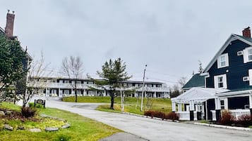 Um edifício de dois andares com varanda e uma placa que diz 'CELILDH LODGE'.