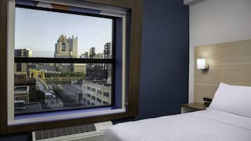 Roupas de cama premium, cofres nos quartos, escrivaninha