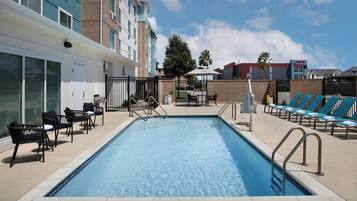 Piscina exterior, guarda-sóis, espreguiçadeiras