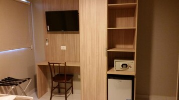 Frigobar, cofres nos quartos, escrivaninha, Wi-Fi de cortesia