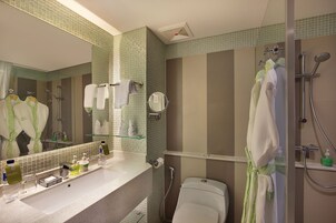 Chuveiro, produtos de toalete grátis, secador de cabelo