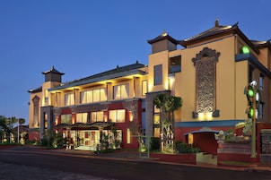 Fachada da propriedade à noite