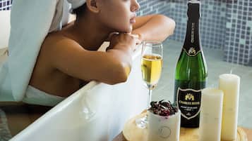 Suite Nobre, 1 cama king-size | Casa de banho | Um polibã, um chuveiro fixo, artigos de higiene pessoal grátis