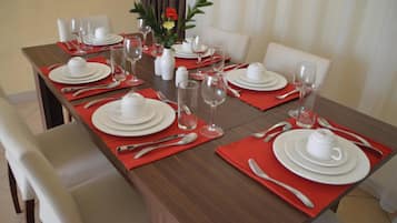 Apartamento Cidade, 2 quartos, varanda | Refeições no quarto