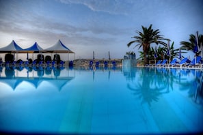 Piscina interior, 2 piscinas exteriores, guarda-sóis, espreguiçadeiras