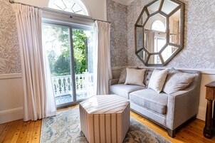 Quarto premium, 1 cama King, sacada, vista para o jardim | Área de estar | Smart TV 32 polegadas com canais digitais, livros