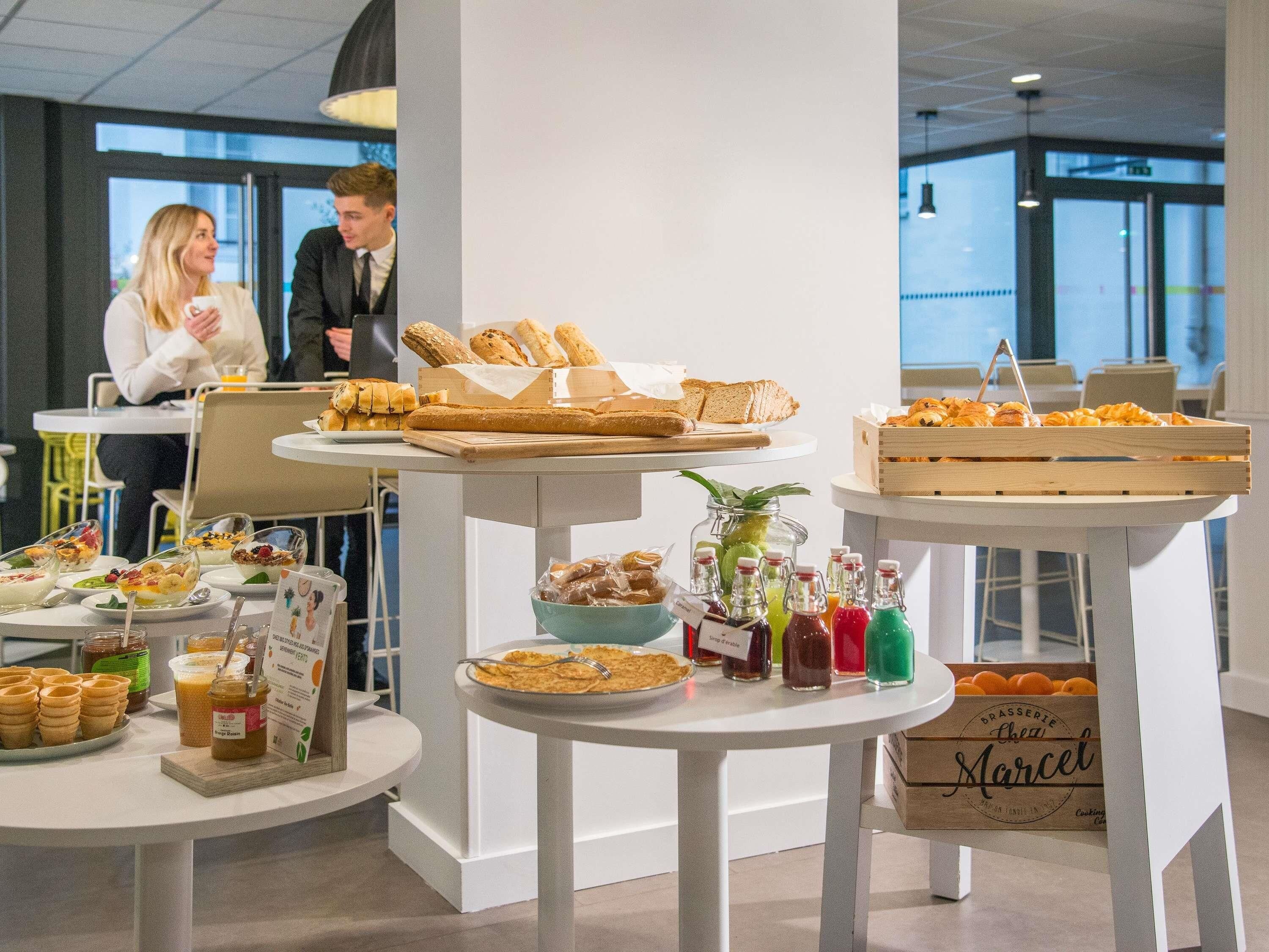 Disposição de buffet com diversos alimentos e acompanhamentos nas mesas.