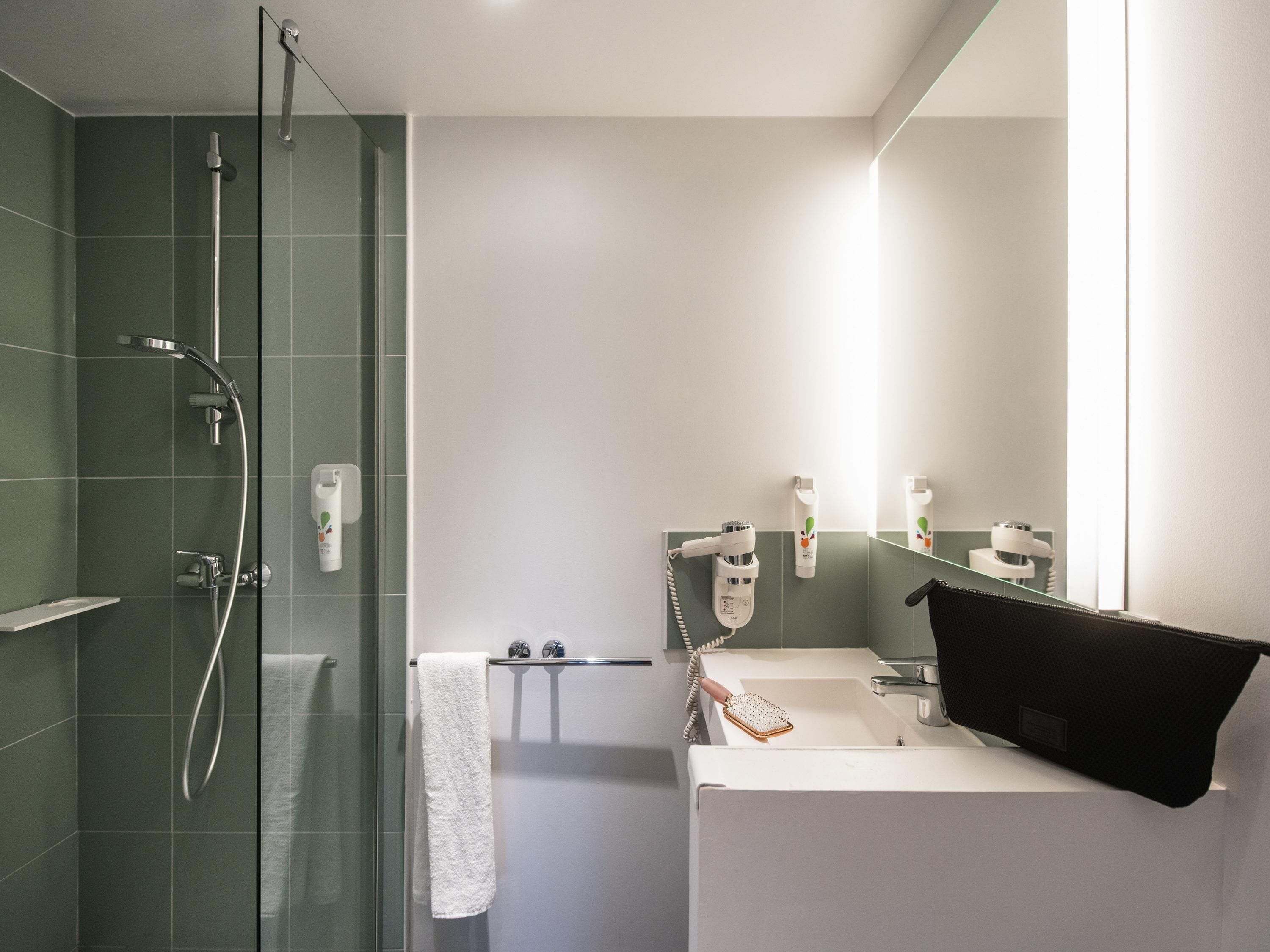 Roupas de cama premium, cofres nos quartos, cortinas blackout