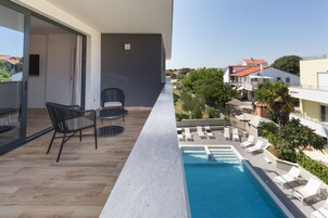 Quarto casal luxo, 1 cama King, vista para a piscina | Terraço/pátio