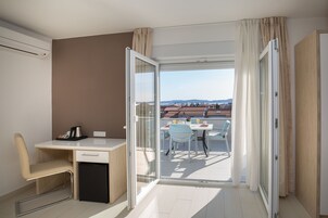 Roupas de cama premium, cofres nos quartos, escrivaninha