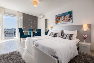 Roupas de cama premium, cofres nos quartos, escrivaninha