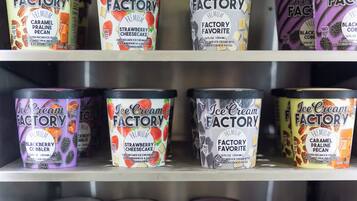Vitrine refrigerada com sabores de sorvete da Ice Cream Factory.