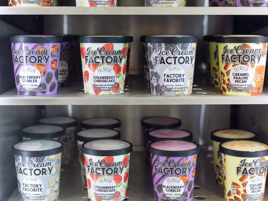 Vitrine refrigerada com sabores de sorvete da Ice Cream Factory.