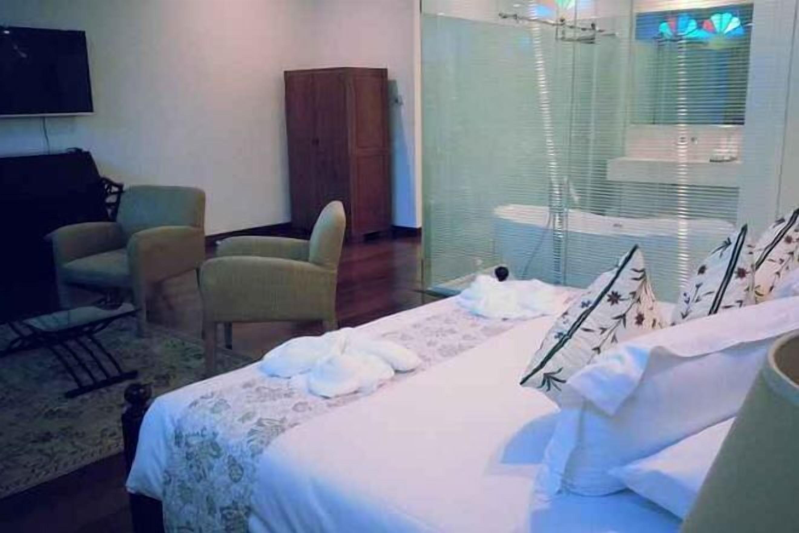 Roupas de cama premium, frigobar, cofres nos quartos