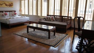 Suite Deluxe | Sala de estar | TV de ecrã plano
