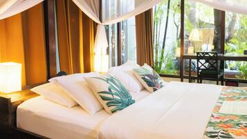 Quarto (Jacuzzi, water not heated, Adult Only) | Frigobar, cofres nos quartos, individualmente decorados, escrivaninha