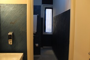 Quarto Quádruplo Deluxe (Rossa) | Casa de banho | Um polibã, artigos de higiene pessoal grátis, um secador de cabelo 