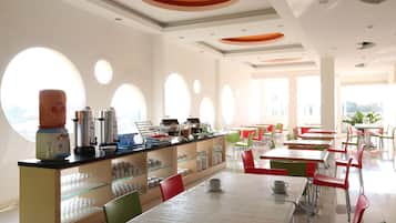 Café da manhã com buffet grátis todos os dias