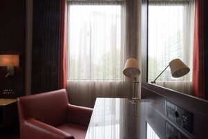 Minibar, cofre no quarto, secretária 