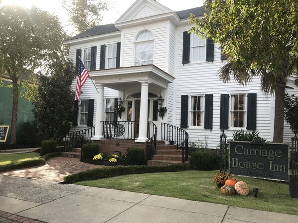 Book Carriage House Inn in Aiken | Hotels.com
