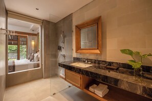 Quarto standard | Banheiro | Produtos de toalete grátis, secador de cabelo, roupões de banho