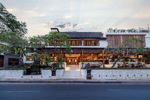 Pequenos-almoços servidos, cozinha internacional, junto à piscina 
