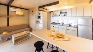 Cozinha moderna com ilha central, eletrodomésticos embutidos e design minimalista.