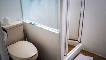 Quarto Duplo Standard | Casa de banho | Um polibã, um chuveiro fixo