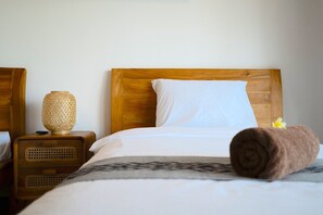 Individualmente mobiliados, escrivaninha, roupa de cama