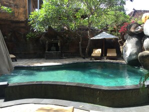 Piscina externa, guarda-sóis