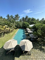 Piscina exterior, espreguiçadeiras, nadadores-salvadores no local 