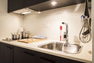 Estúdio luxo | Cozinha americana privada | Geladeira, micro-ondas, cooktop, chaleira elétrica